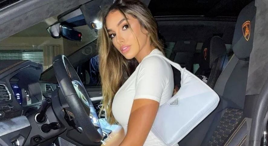 Lyna Pérez Reveals Her Spectacular Curves In A Tight Dress