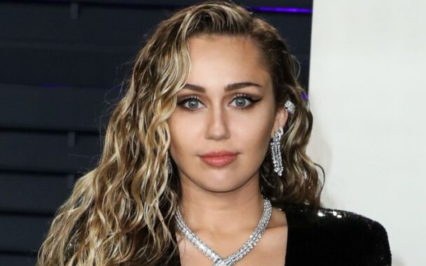 Miley Cyrus (singer) Age, Biography, Wiki, Height, Weight, Relationship ...