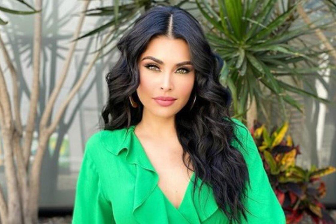 Kristal Silva Wears A Little Short-skirt In A Spring-summer Style.