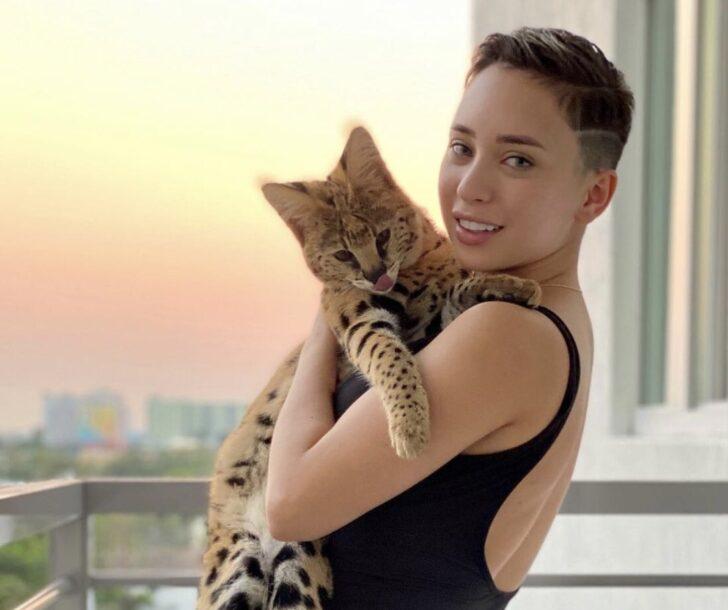 Verónica Perasso Models Her Sensational Red Swimsuit From Behind On ...