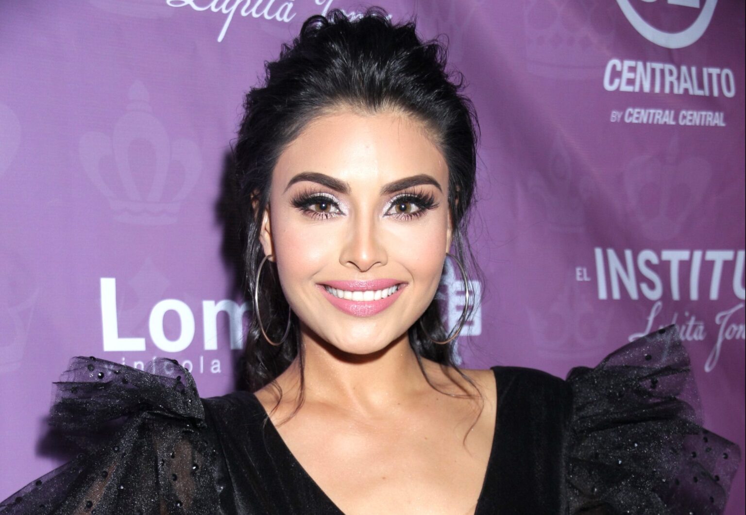 Kristal Silva Wears A Little Short-skirt In A Spring-summer Style.